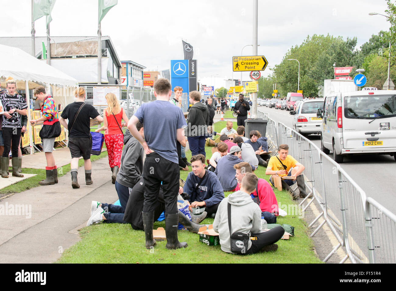 Reading, UK. 27th August, 2015. Reading Pop Festival first day crowds ...
