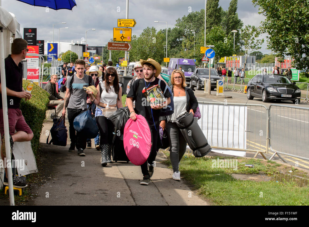 Reading, UK. 27th August, 2015. Reading Pop Festival first day crowds ...