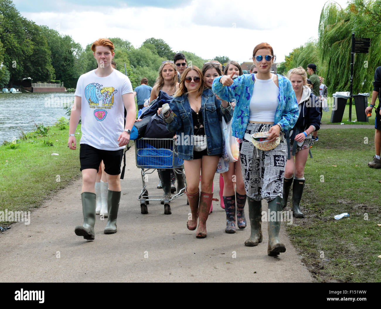 Reading, UK. 27th August, 2015. Fans arrive at the Reading Music ...