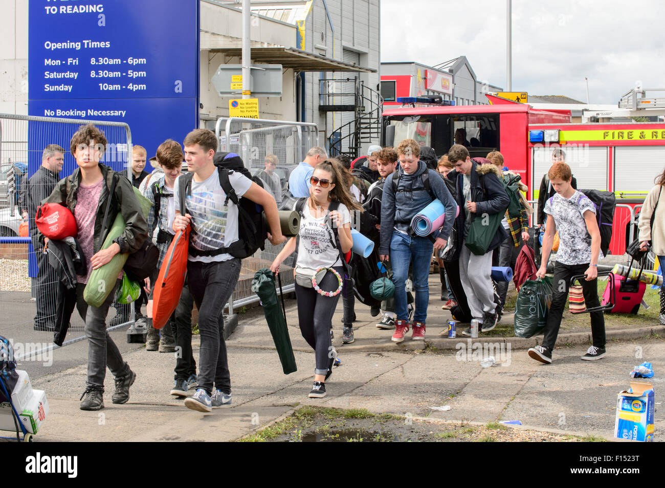 Reading, UK. 27th August, 2015. Reading Pop Festival first day crowds ...