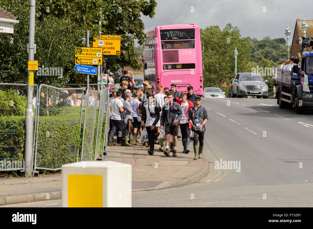 Reading, UK. 27th August, 2015. Reading Pop Festival first day crowds ...