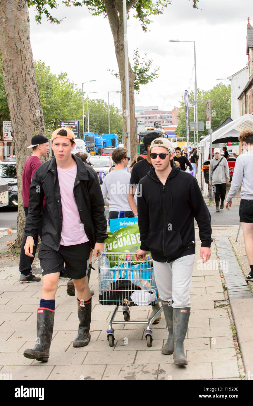 Reading, UK. 27th August, 2015. Reading Pop Festival first day crowds ...
