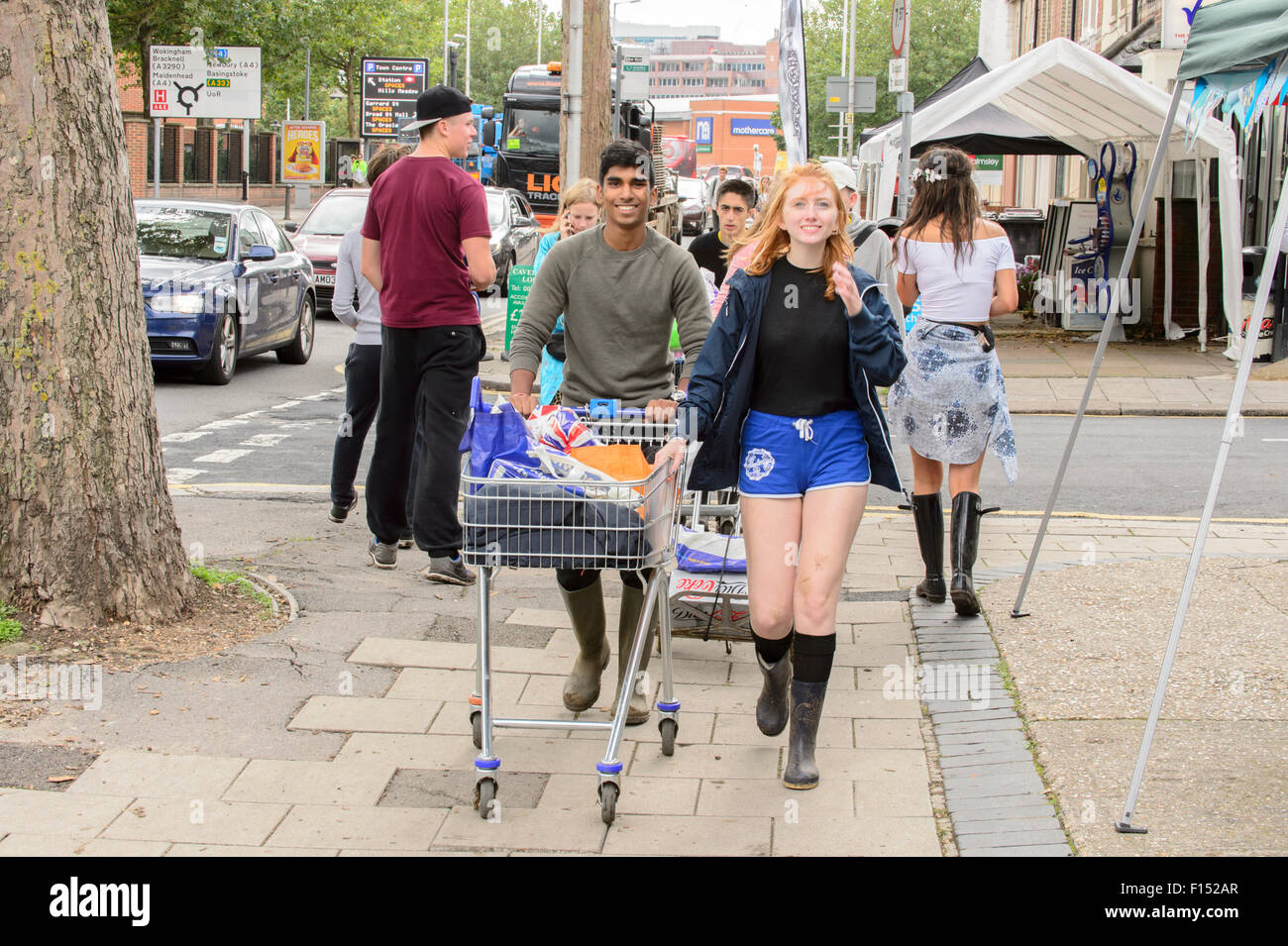 Reading, UK. 27th August, 2015. Reading Pop Festival first day crowds ...