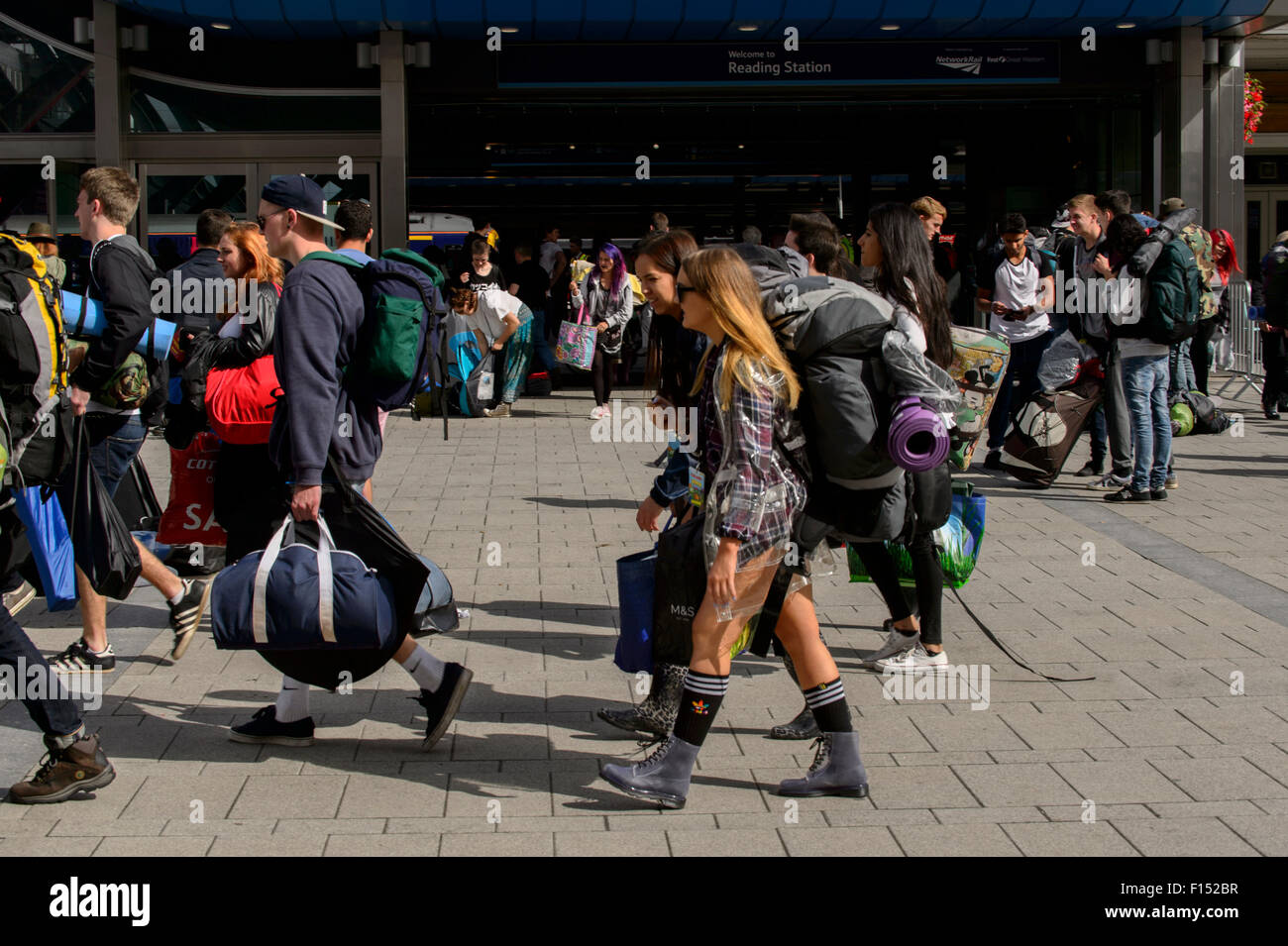 Reading, UK. 27th August, 2015. Reading Pop Festival first day crowds ...