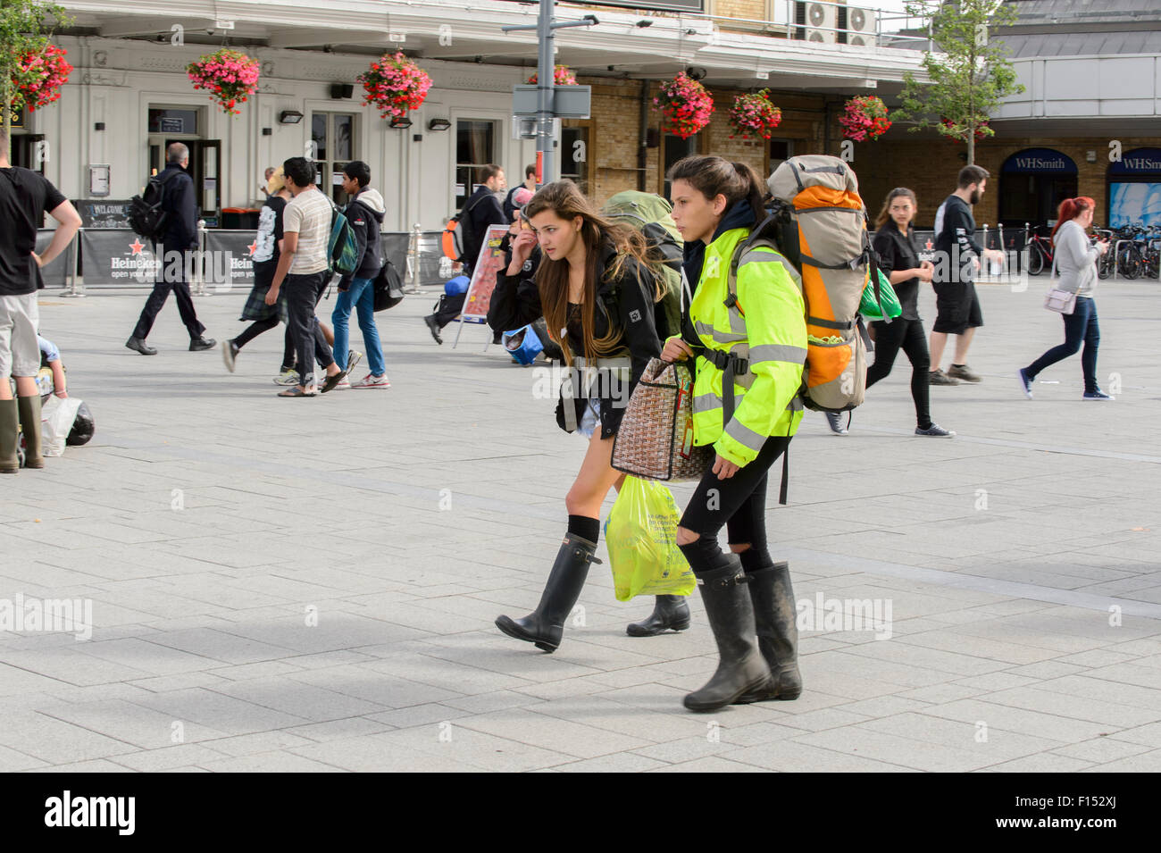 Reading, UK. 27th August, 2015. Reading Pop Festival first day crowds ...