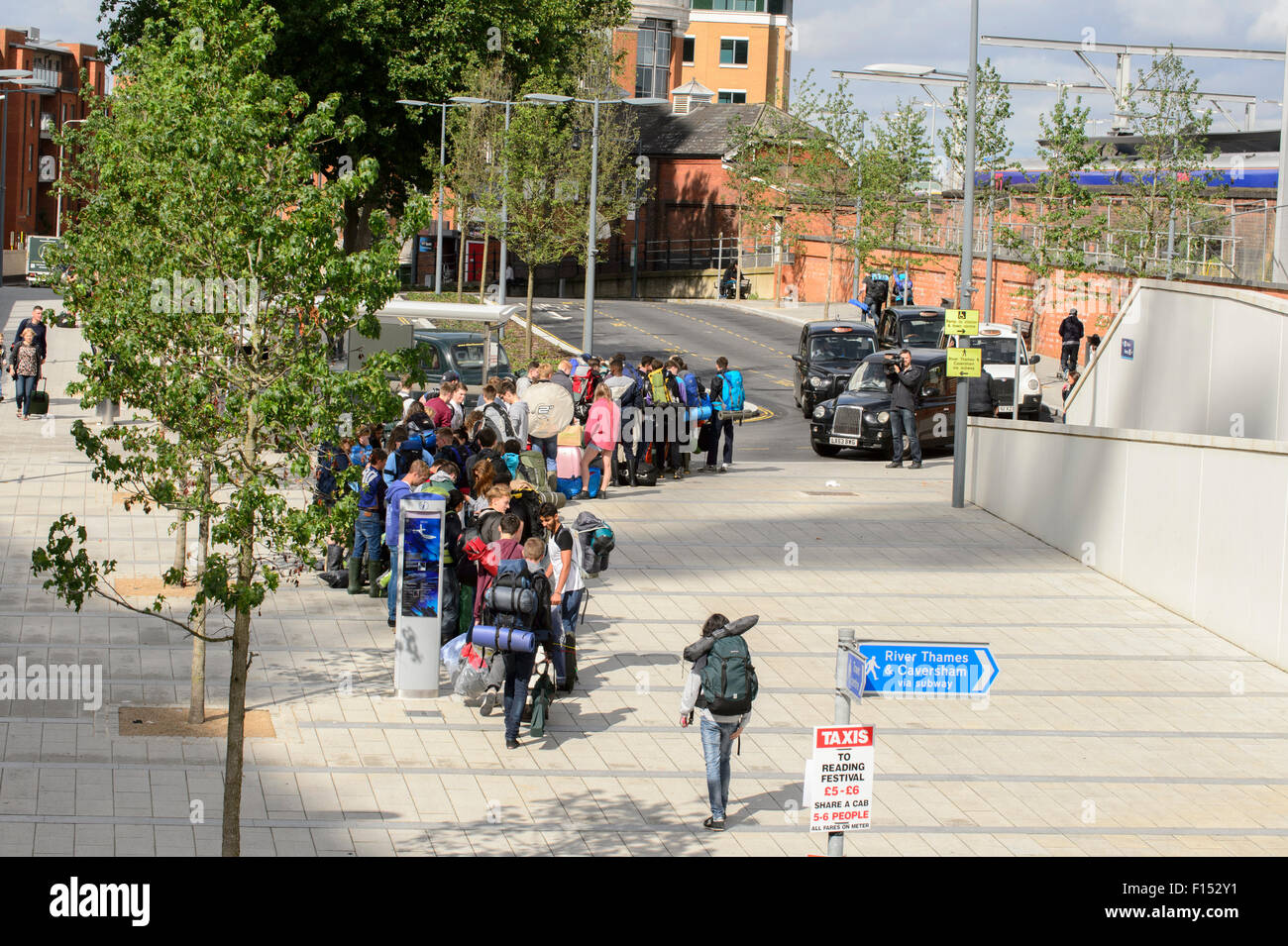 Reading, UK. 27th August, 2015. Reading Pop Festival first day crowds ...
