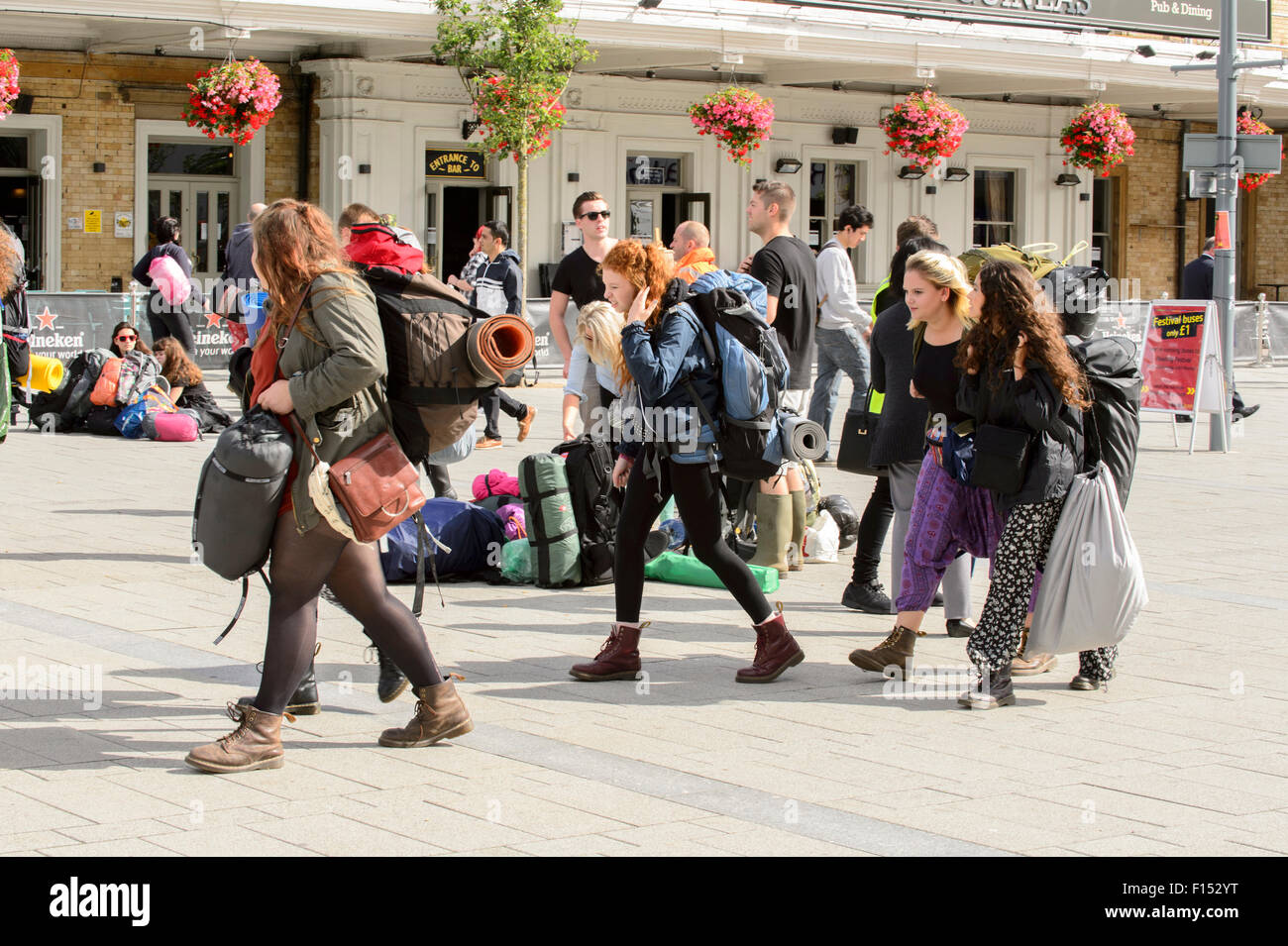 Reading, UK. 27th August, 2015. Reading Pop Festival first day crowds ...