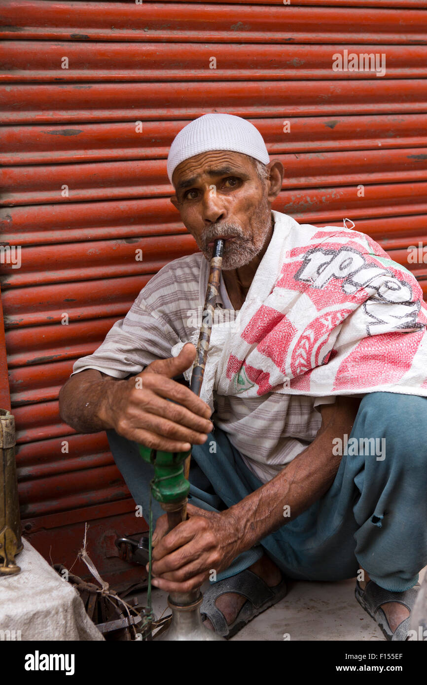 Kashmiri man smoking hookah hi-res stock photography and images - Alamy