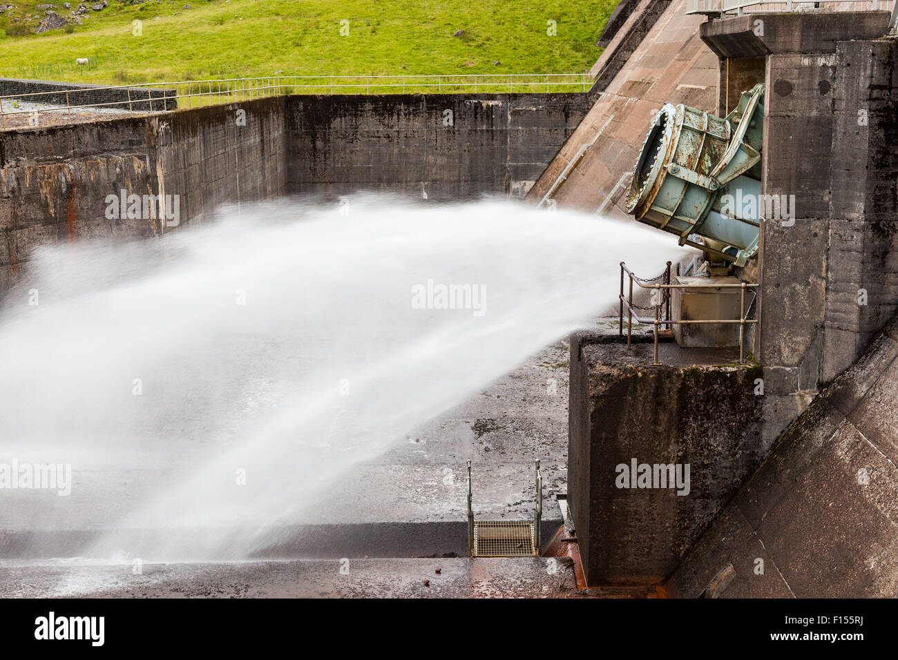 Dam water flowing hi-res stock photography and images - Alamy