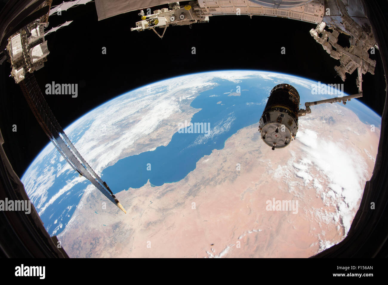 The Canadarm 2 pulls the Japan Aerospace Exploration Agency Kounotori 5 ...