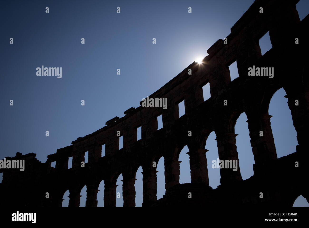Silhouette amphitheatre pula croatia ancient hi-res stock photography ...