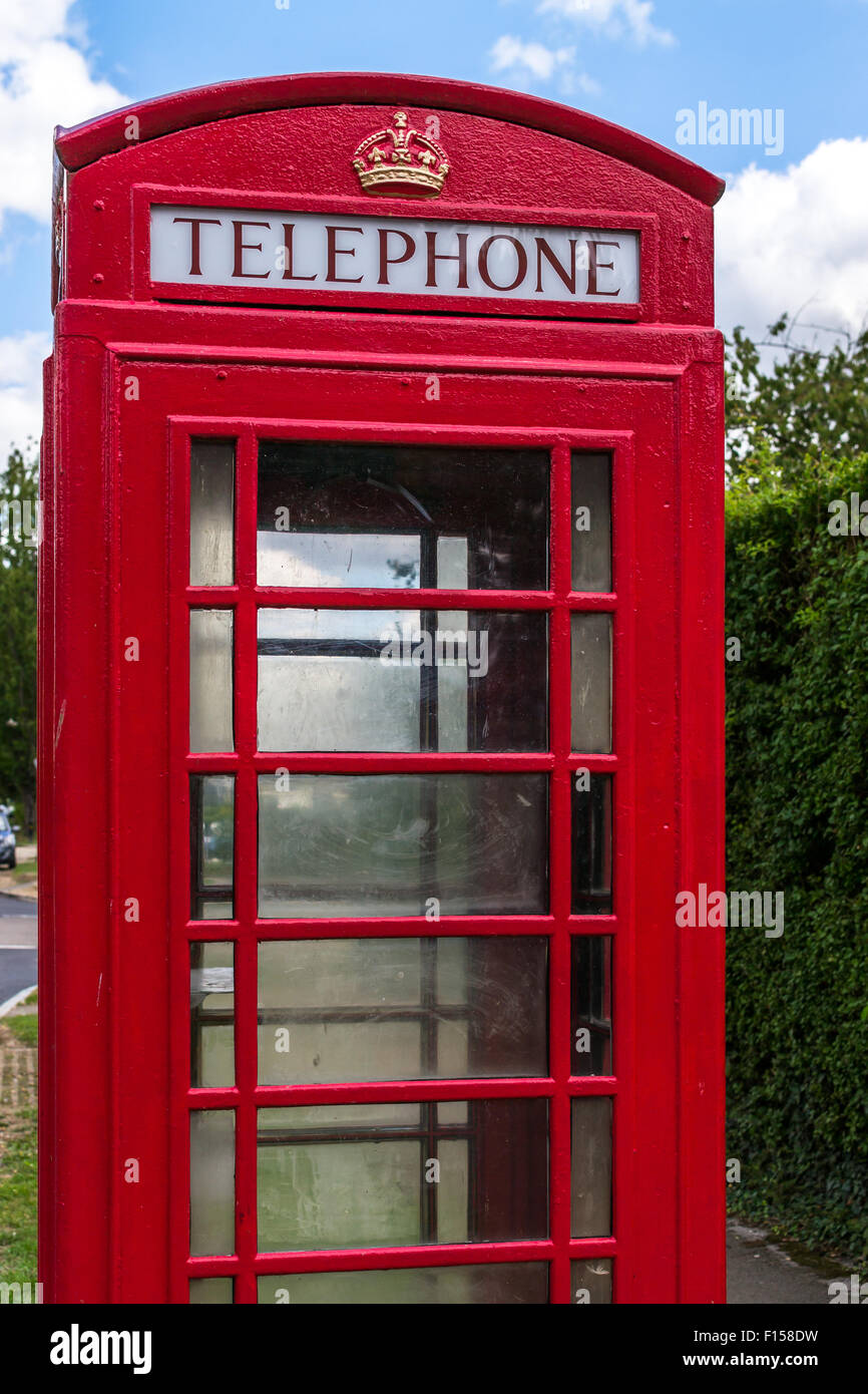 Single red telephone box hi-res stock photography and images - Alamy