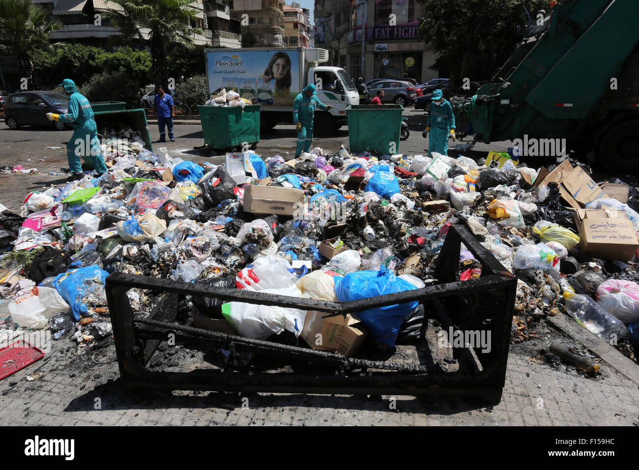 Beirut, Beirut, Lebanon. 27th Aug, 2015. Garbage collectors remove ...