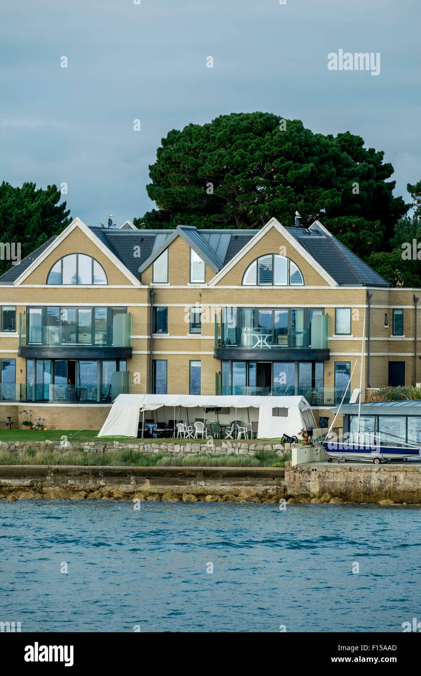 Sandbanks is property hotspot: a narrow, sandy peninsula in Poole ...