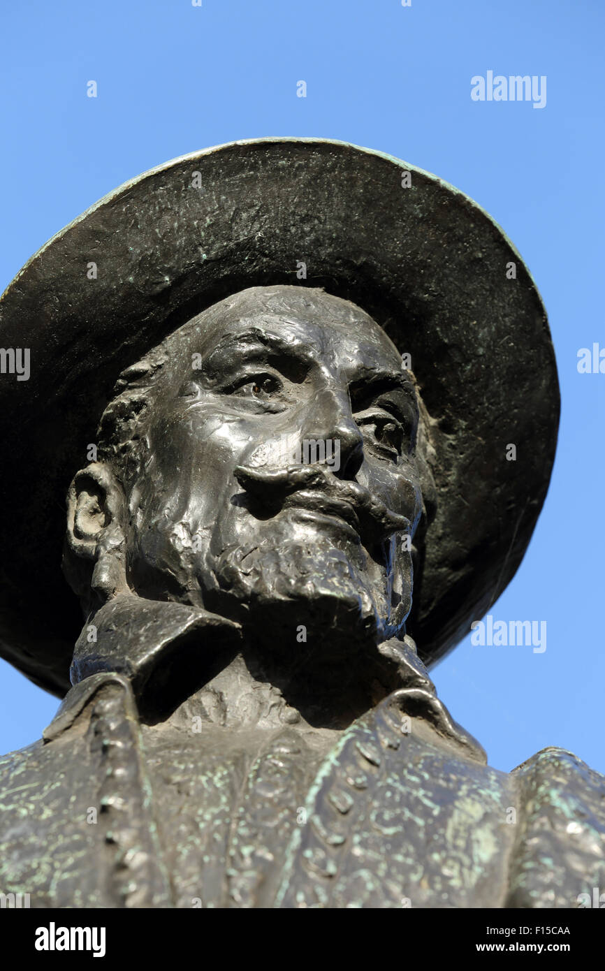 Sir Walter Raleigh statue, Greenwich, London, England. Raleigh (1554 ...