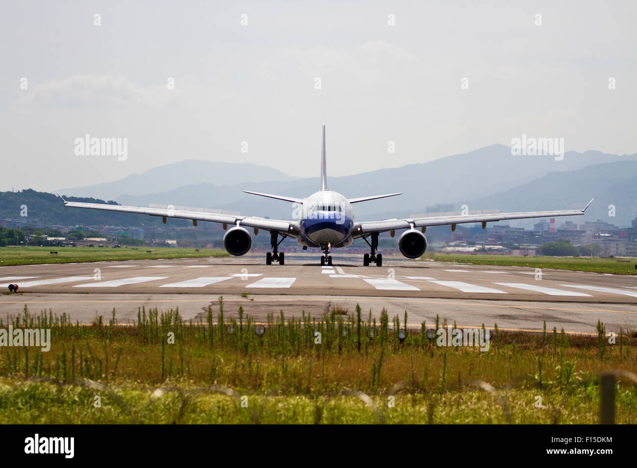 Airplane front on runway hi-res stock photography and images - Alamy