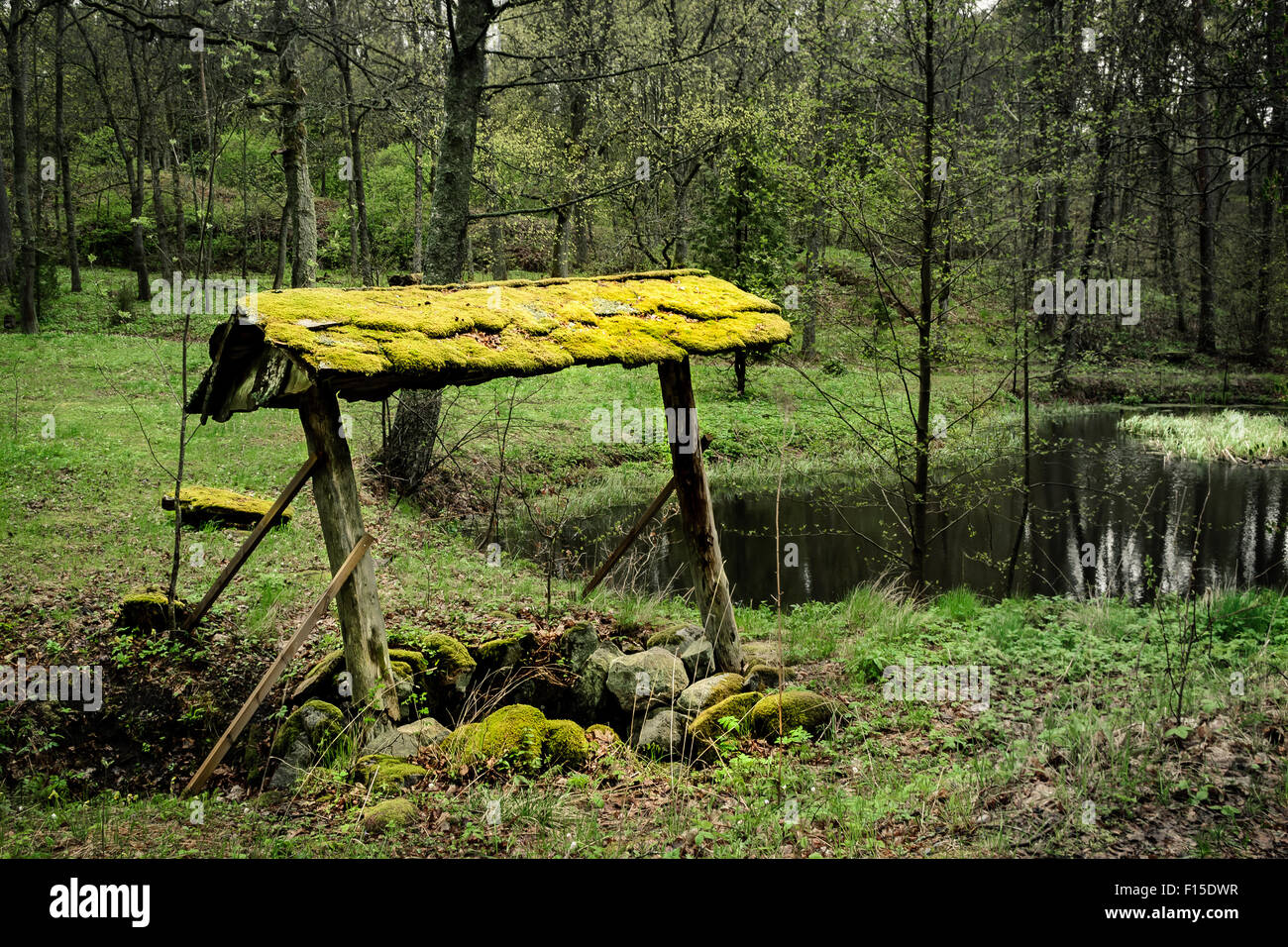 Wishing well roof hi-res stock photography and images - Alamy
