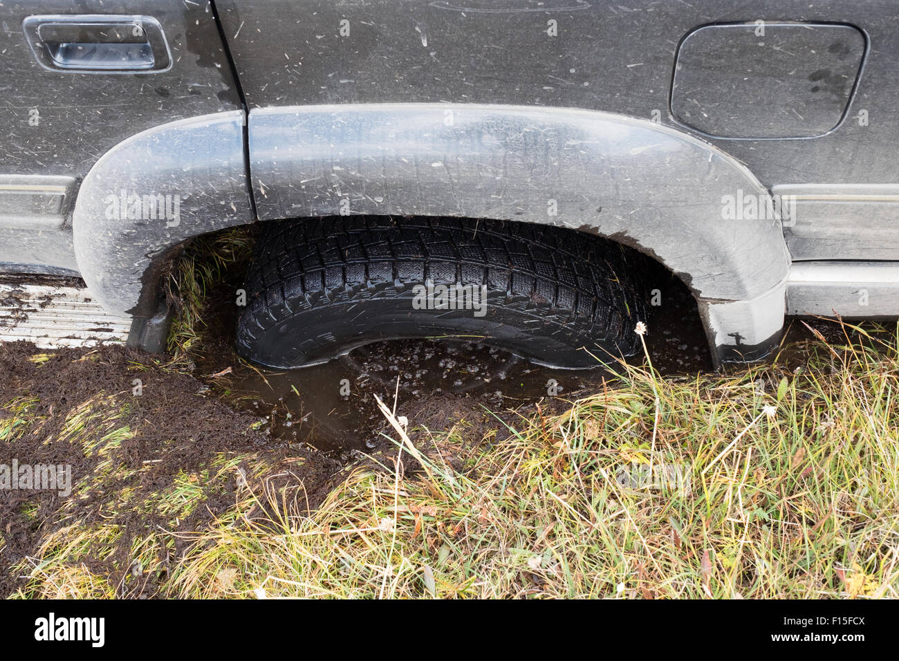 Vehicle stuck in mud. Toyota Land Cruiser Stock Photo - Alamy