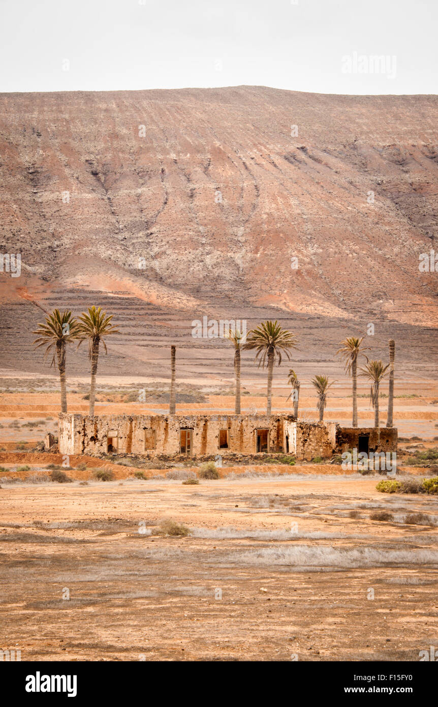 House in ruins. Desertic landscape Stock Photo - Alamy