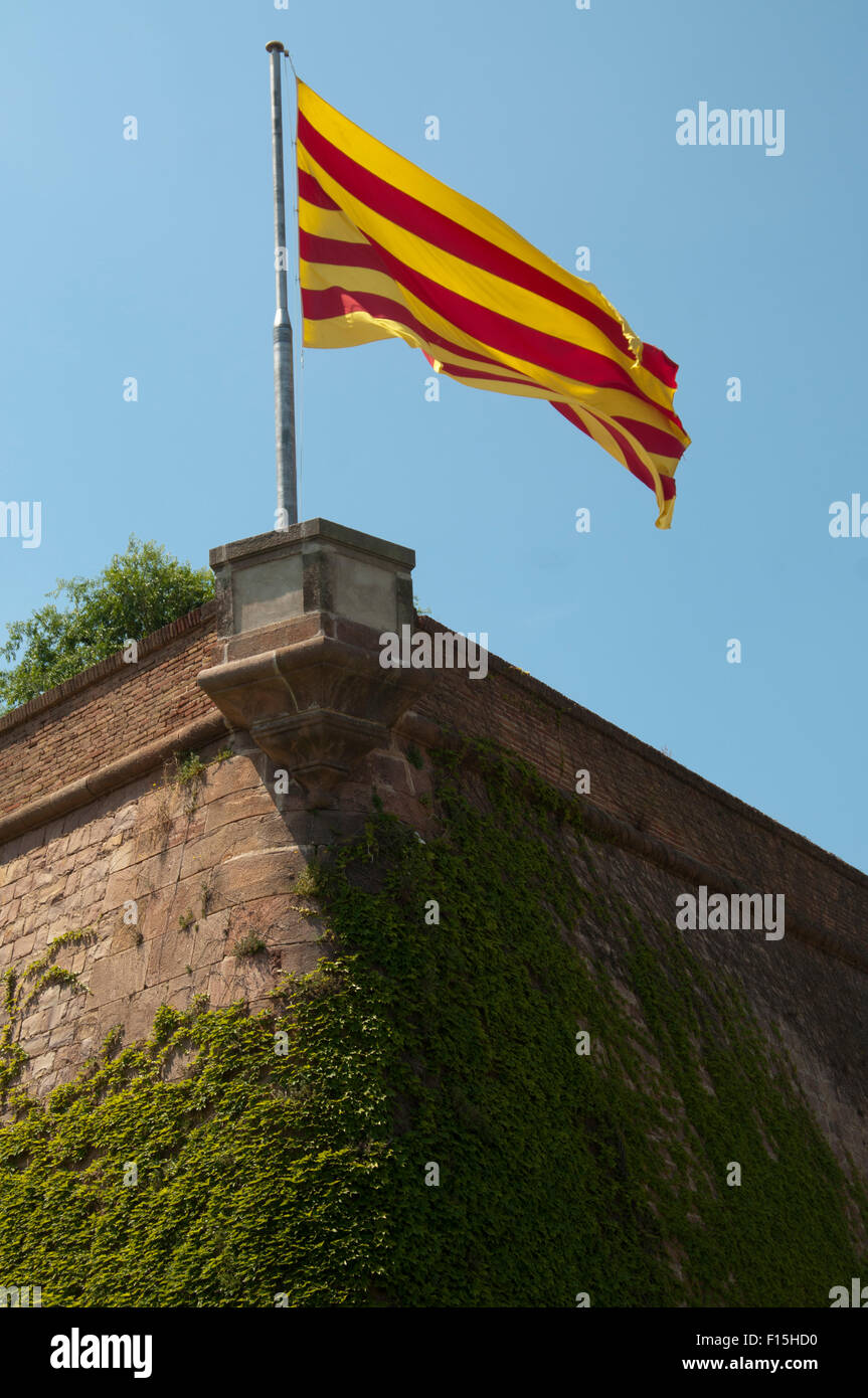Catalan flag on ramparts of Castell de Montjuic Stock Photo - Alamy
