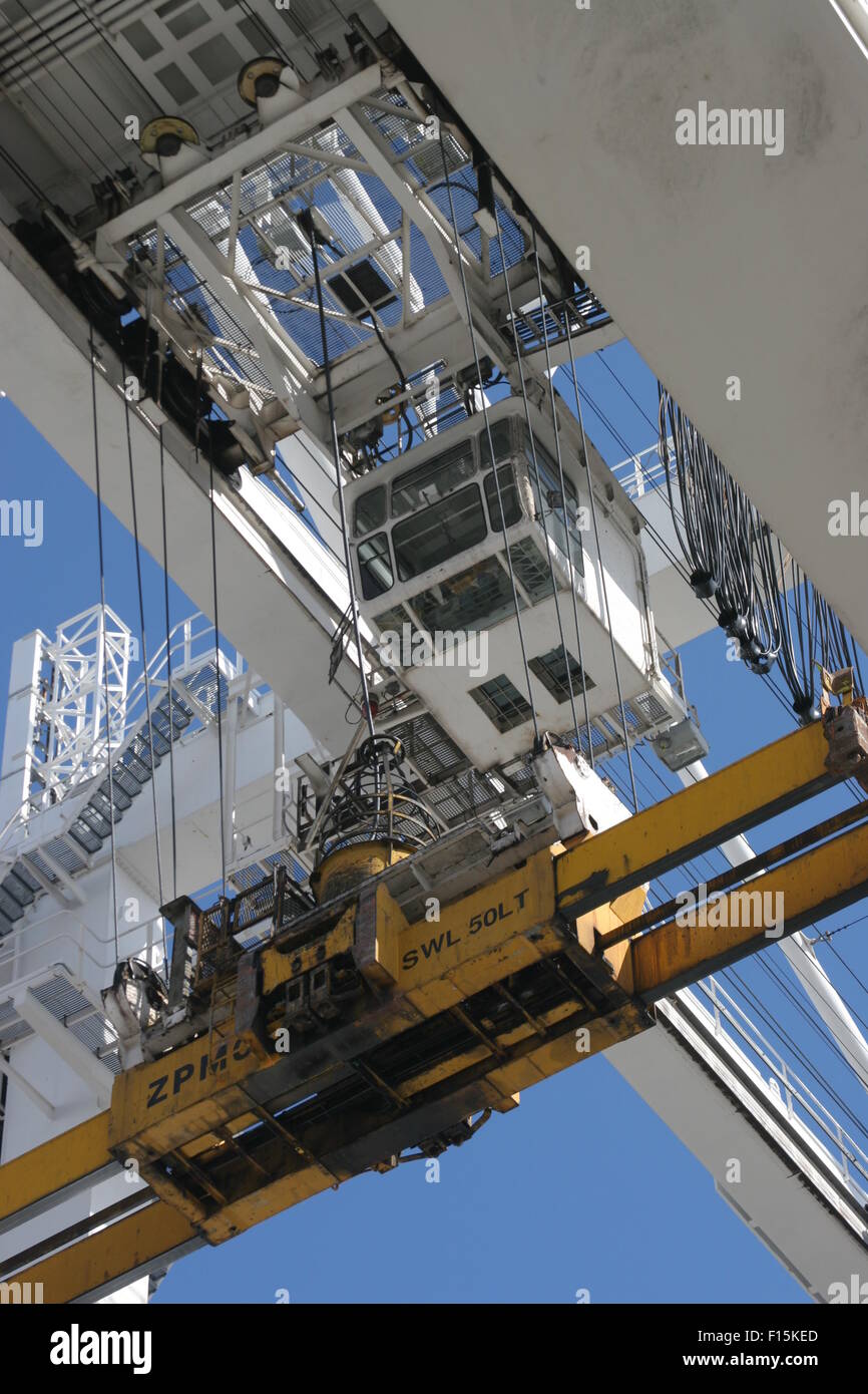 gondola shipping crane Stock Photo - Alamy