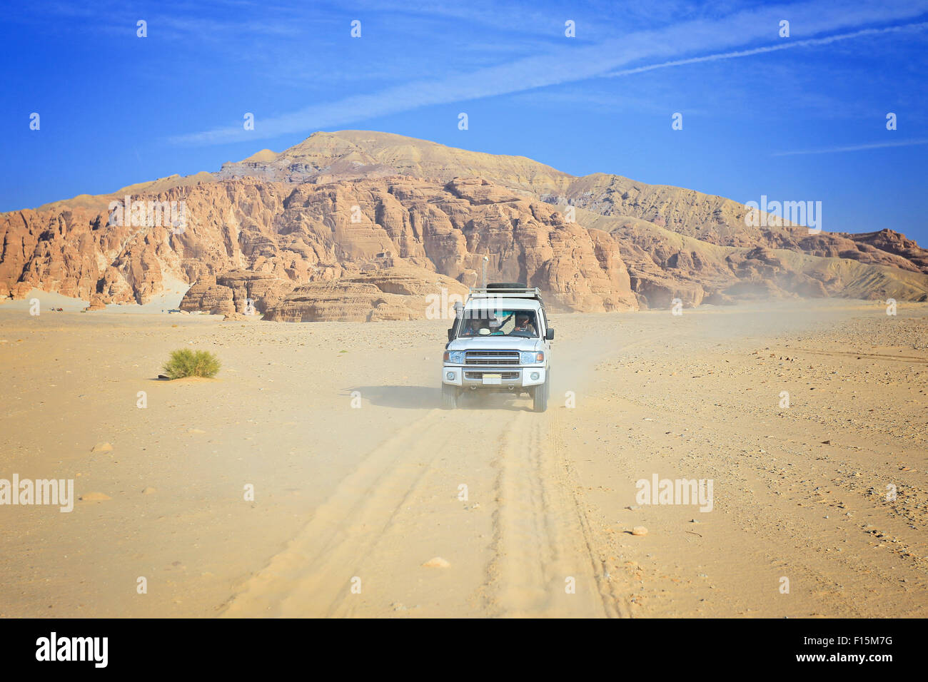 Off-road SUV Toyota Land Cruiser in the desert of Egypt Stock Photo - Alamy
