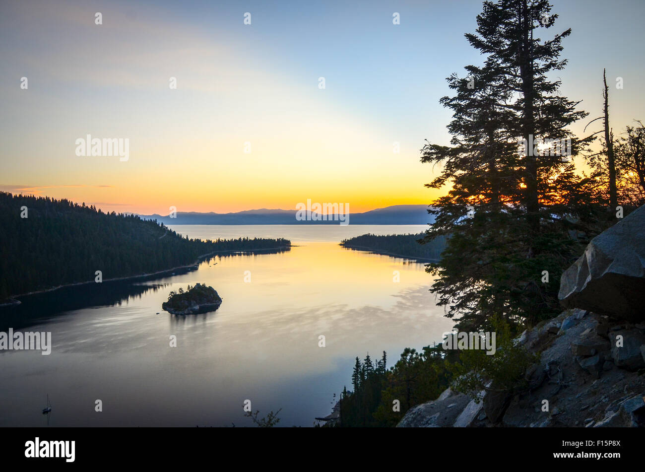 Island in silhouette emerald hi-res stock photography and images - Alamy
