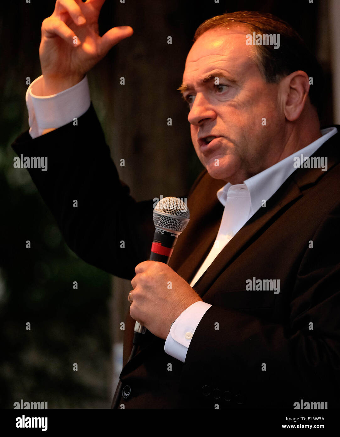 Republican presidential candidate MIKE HUCKABEE campaigns at USA Sen ...