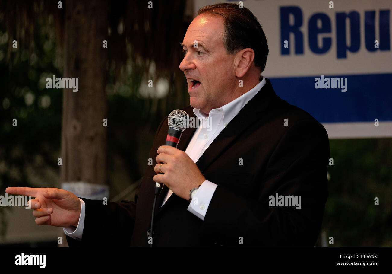 Republican presidential candidate MIKE HUCKABEE campaigns at USA Sen ...