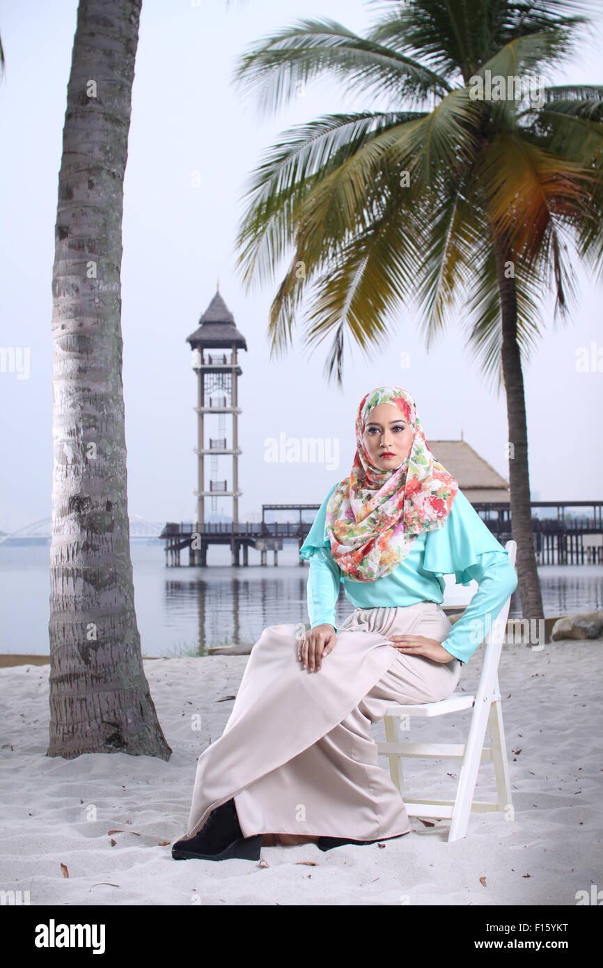 Muslim women sitting hi-res stock photography and images - Alamy