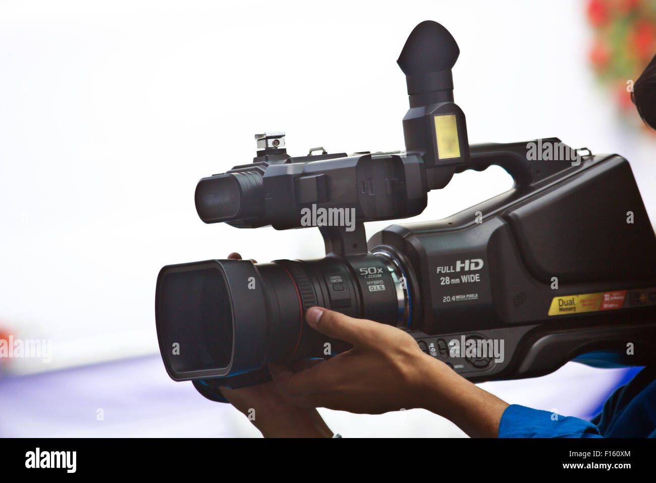 Journalist holding camera Stock Photo - Alamy