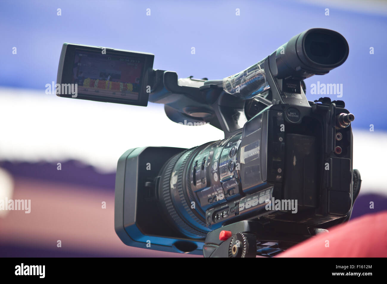 Journalist holding camera Stock Photo - Alamy