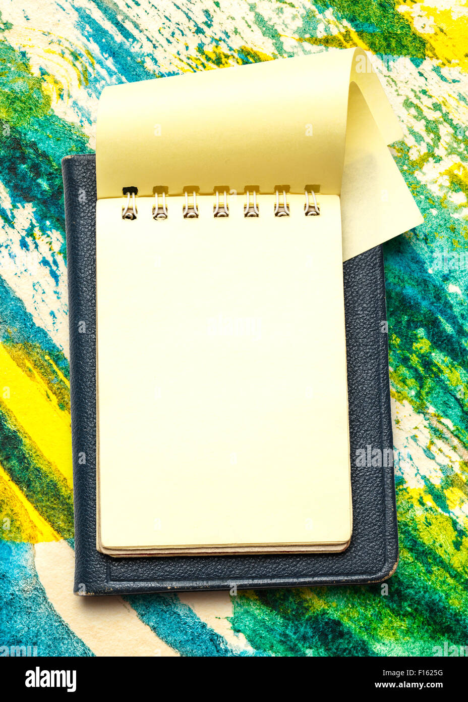 Yellow blank notepad with open page closeup Stock Photo - Alamy