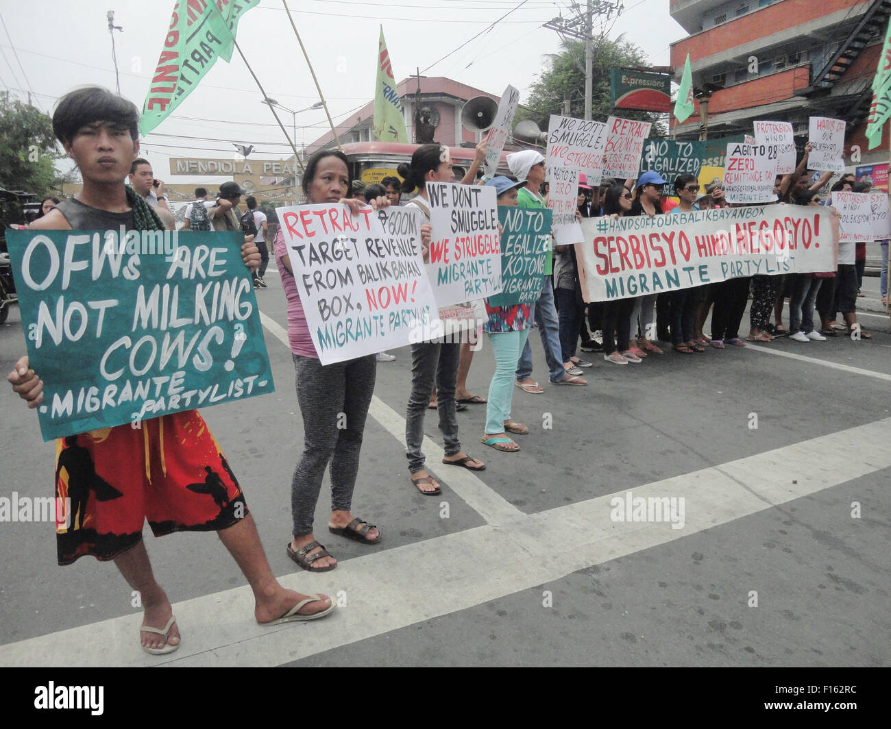 Manila, Philippines. 28th August, 2015. Filipino migrant workers hold ...