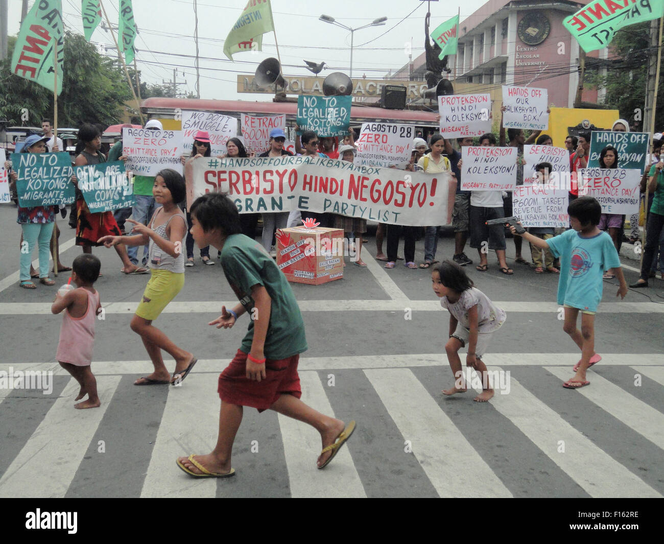 Filipino children play in manila hi-res stock photography and images ...