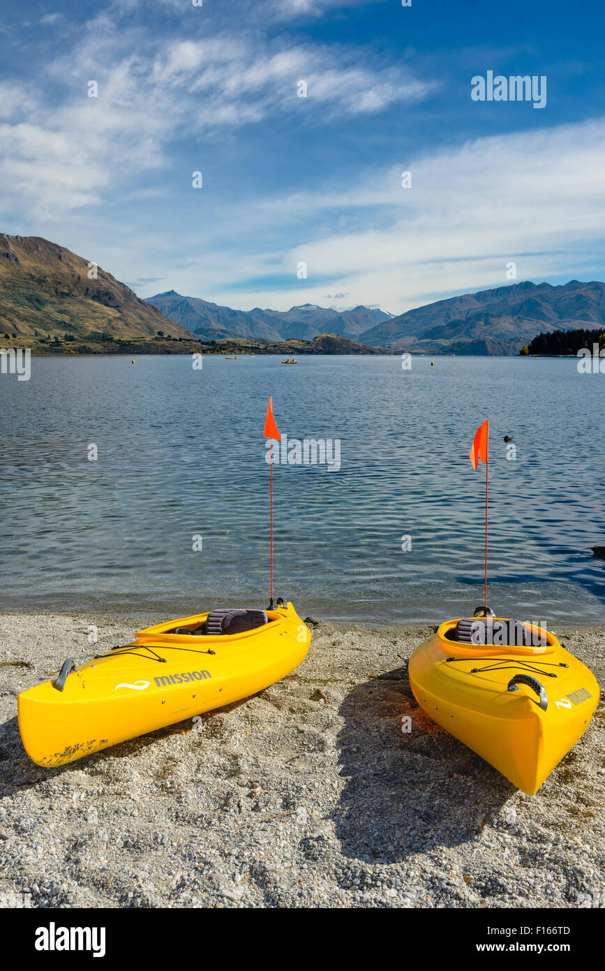 Yellow canoes hi-res stock photography and images - Alamy