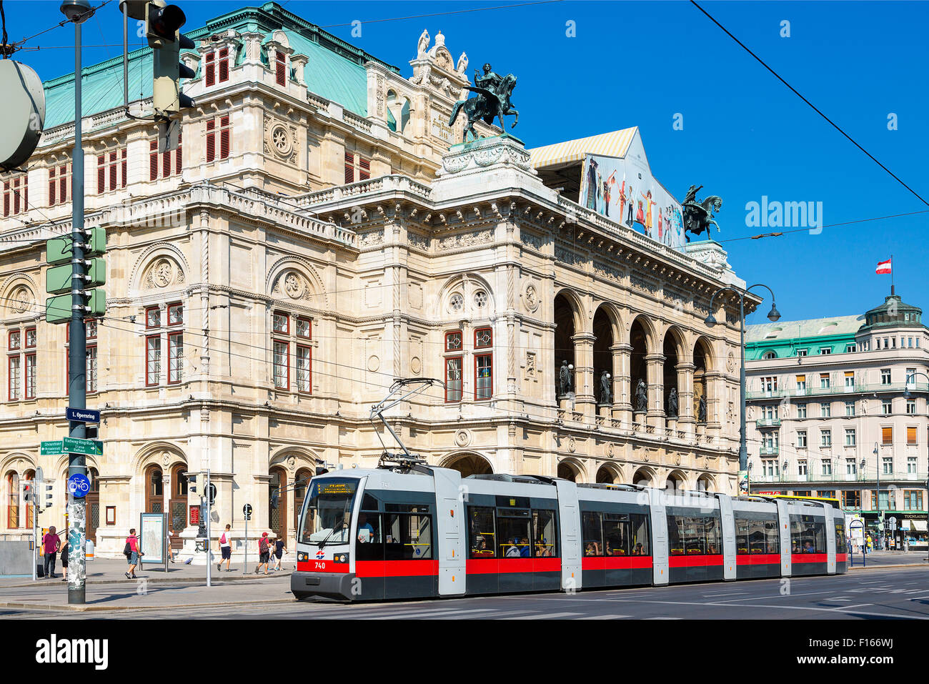 State opera house vienna hi-res stock photography and images - Alamy
