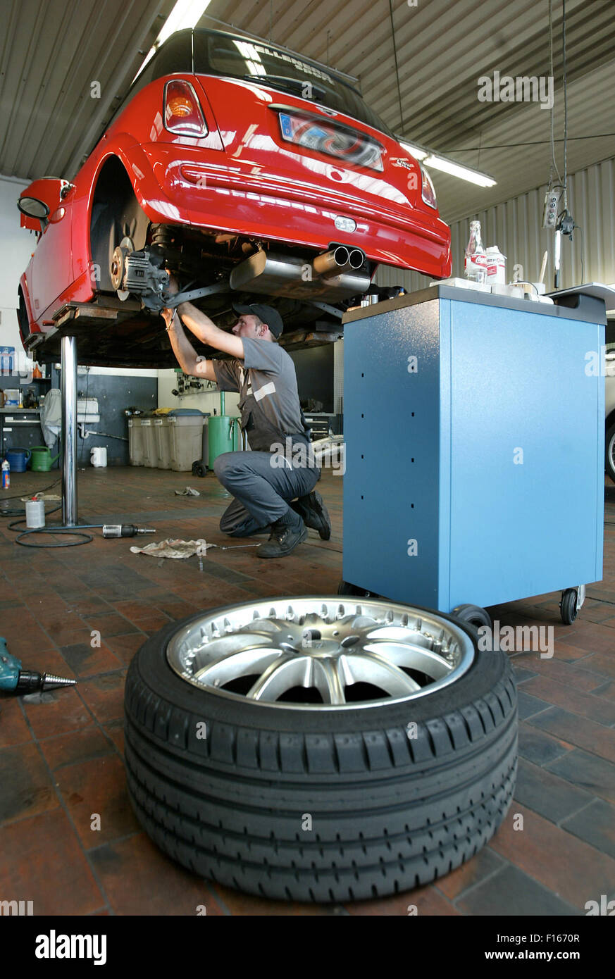 Auto mechanic working in a workshop Stock Photo - Alamy