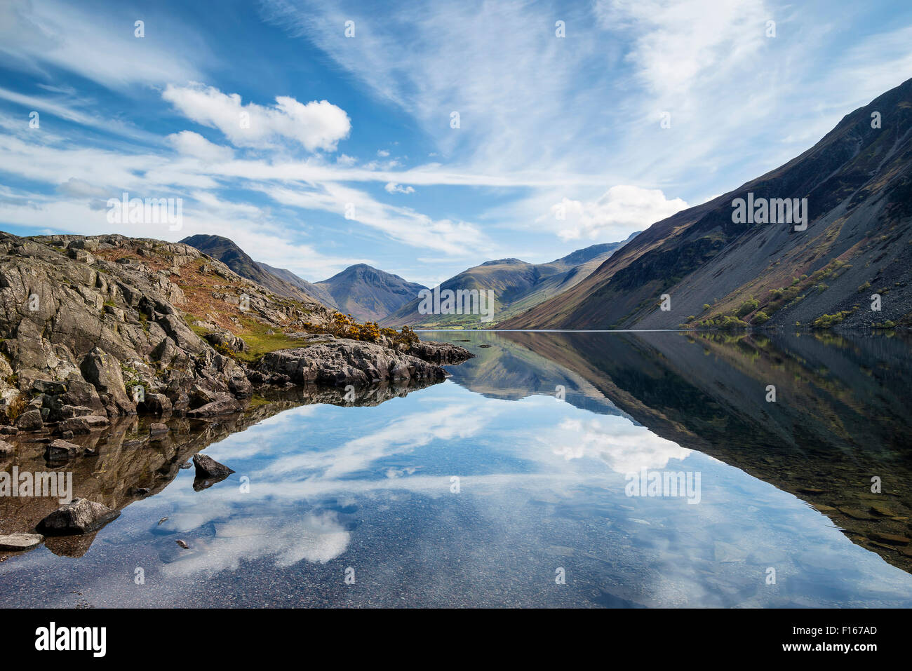 Stunning landscape of Wast Water and Lake District Peaks on Summer day ...