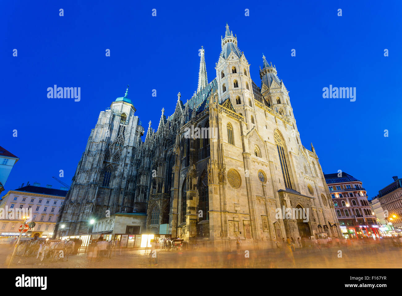 St stephens cathedral night vienna hi-res stock photography and images ...