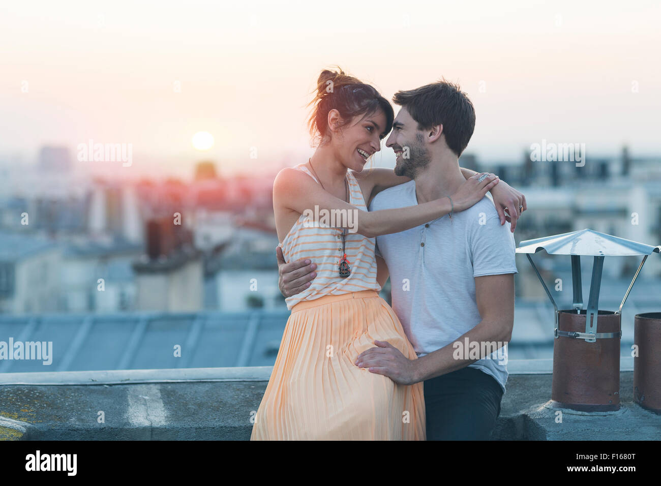 Couple dating in Paris Stock Photo - Alamy