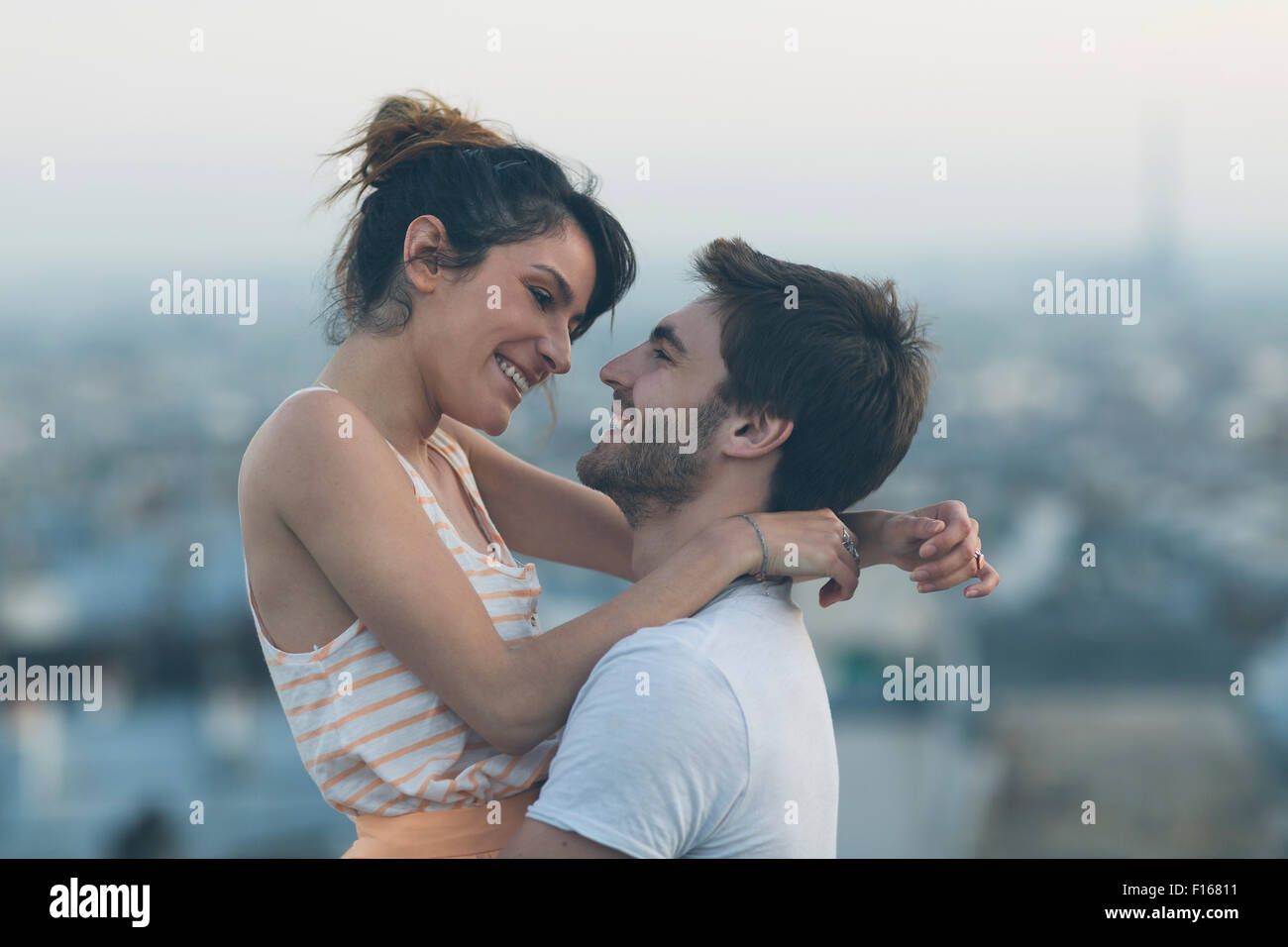Paris couple roof hi-res stock photography and images - Alamy