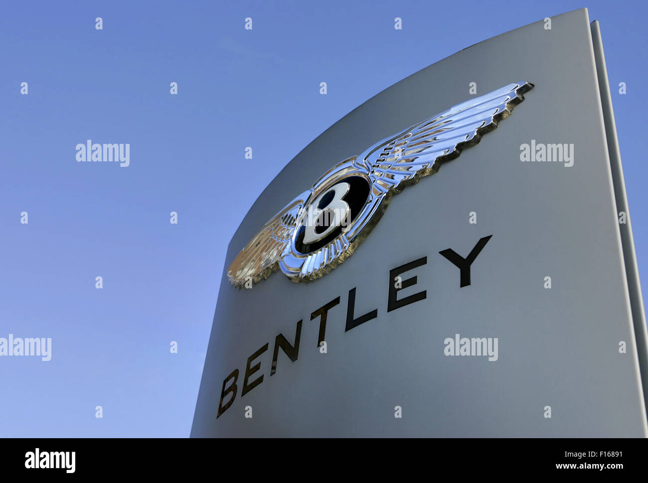 Bentley car factory hi-res stock photography and images - Alamy