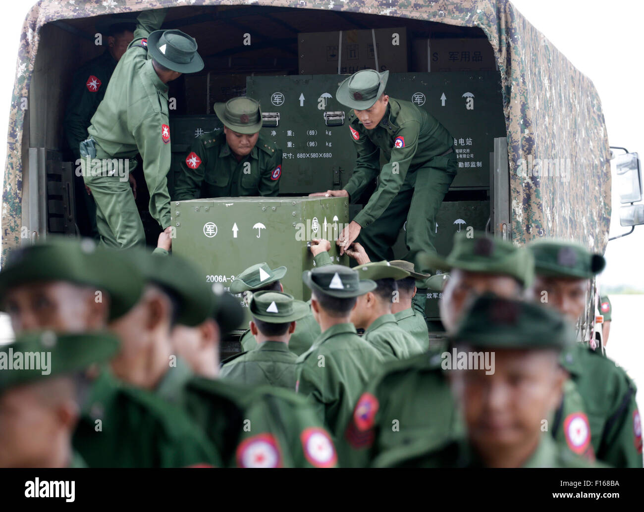 Yangon, Myanmar. 28th Aug, 2015. Myanmar soldiers upload relief ...