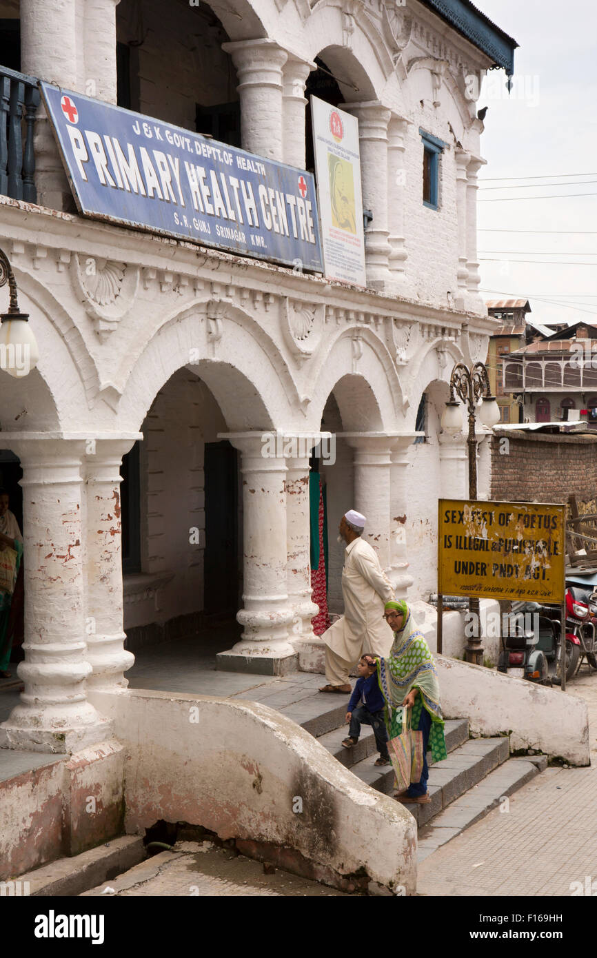 India, Jammu & Kashmir, Srinagar, old city, Sri Ranbir Gunj bazaar ...