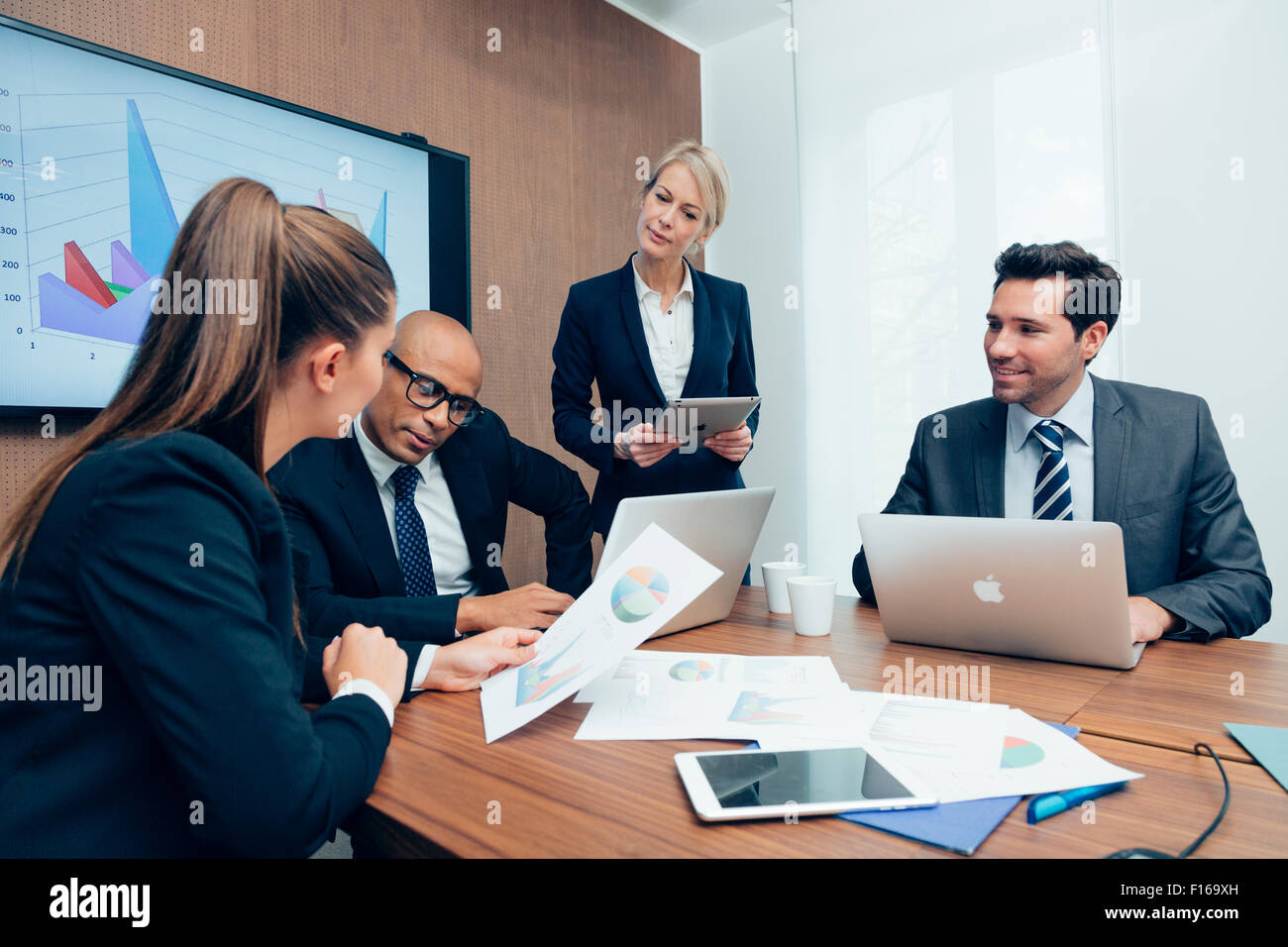 African corporate business meeting hi-res stock photography and images ...