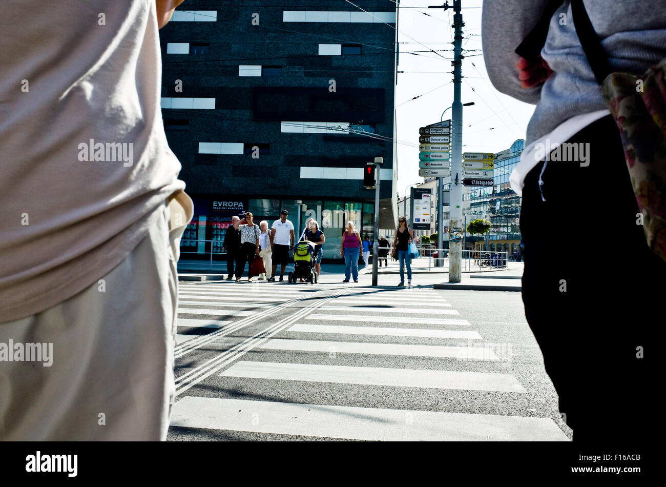 People viewed from behind hi-res stock photography and images - Alamy