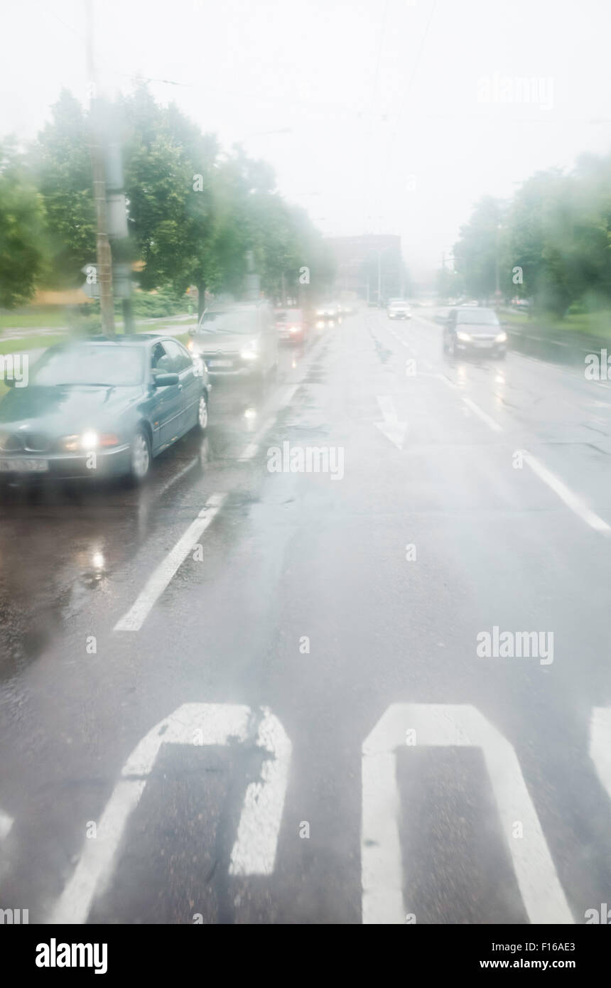 Cars street rain hi-res stock photography and images - Alamy