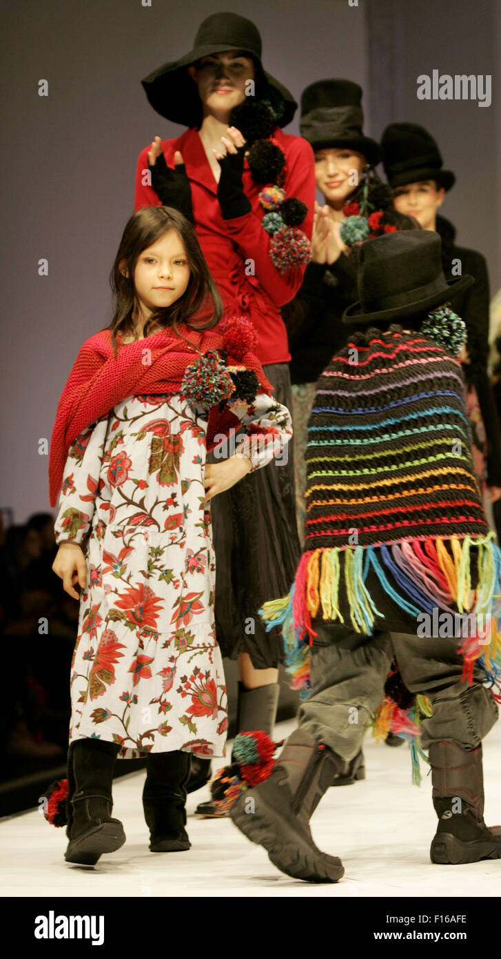 Child model fashion catwalk hi-res stock photography and images - Alamy