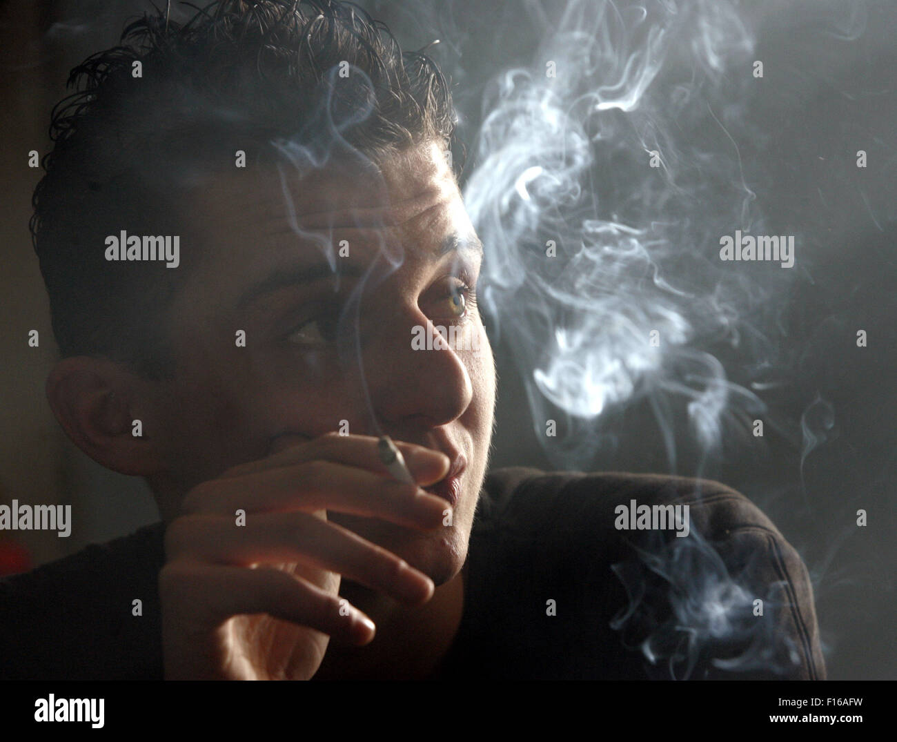 Smoking cigaret hi-res stock photography and images - Alamy